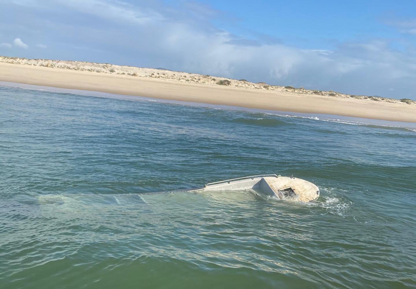 Embarcação naufraga ao largo da praia da Fuseta