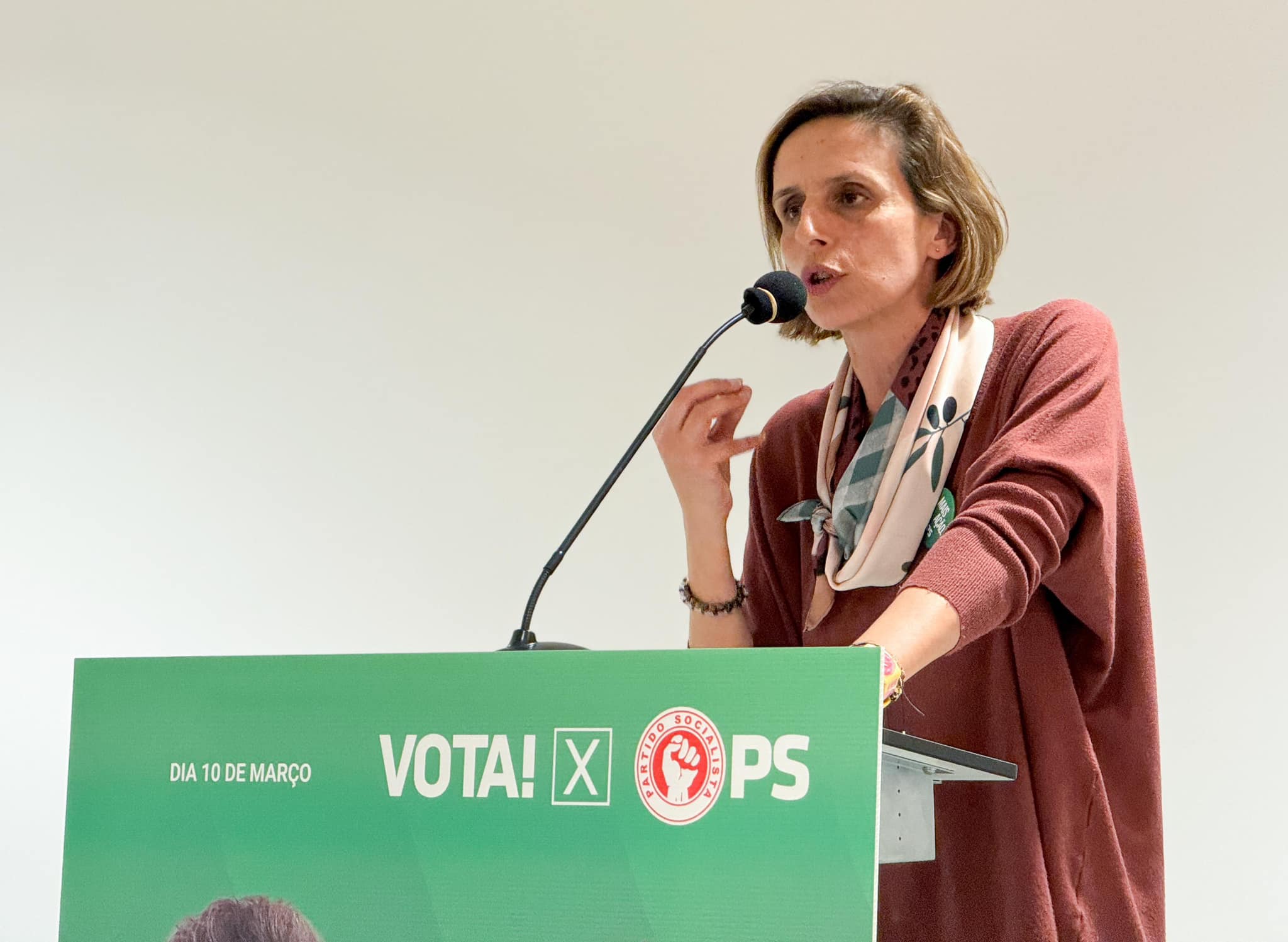 Jamila Madeira confronta ministra com novo atraso no lançamento do ...